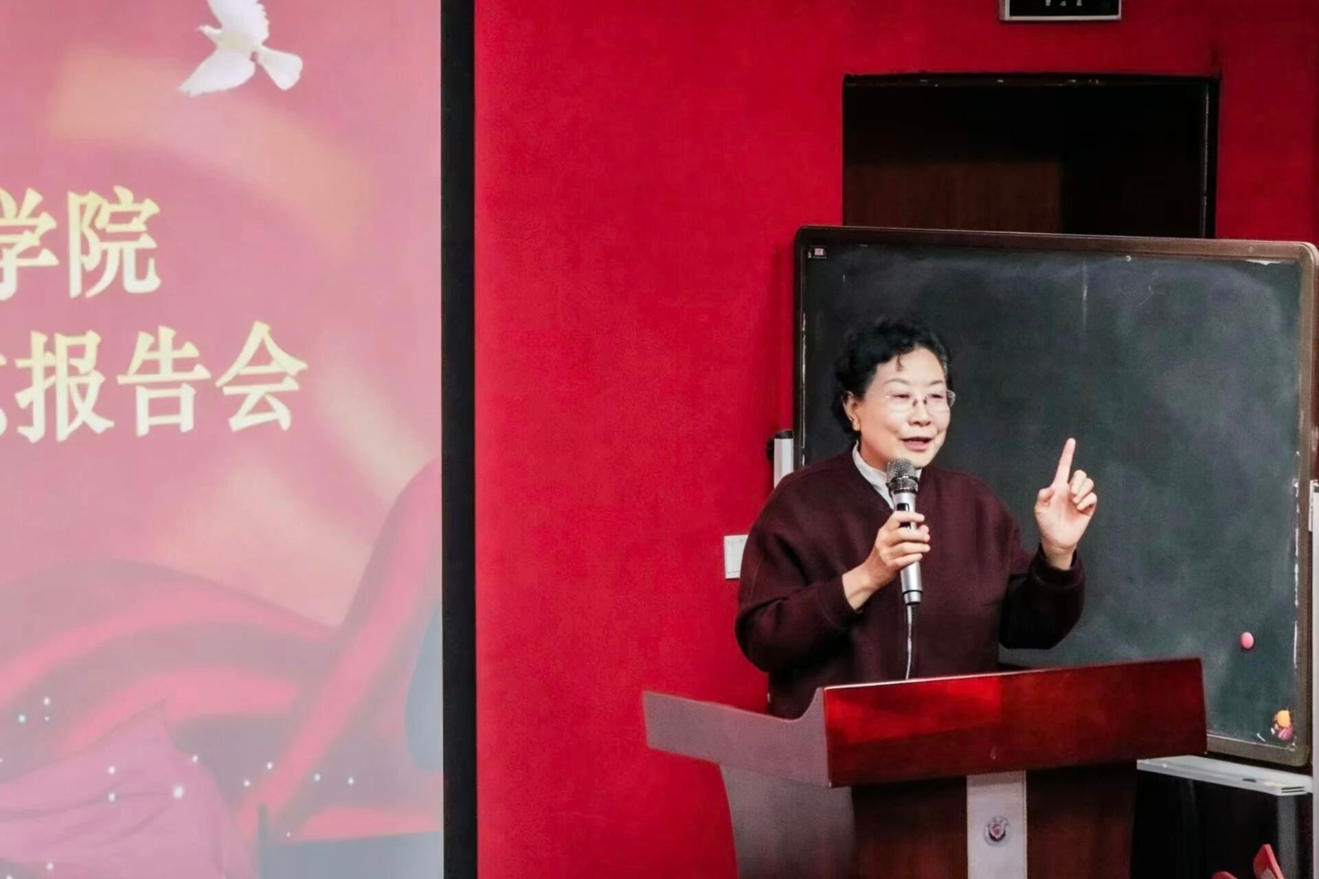 我院举行韩琳教授赠书仪式暨励志报告会-延安大学马克思主义学院